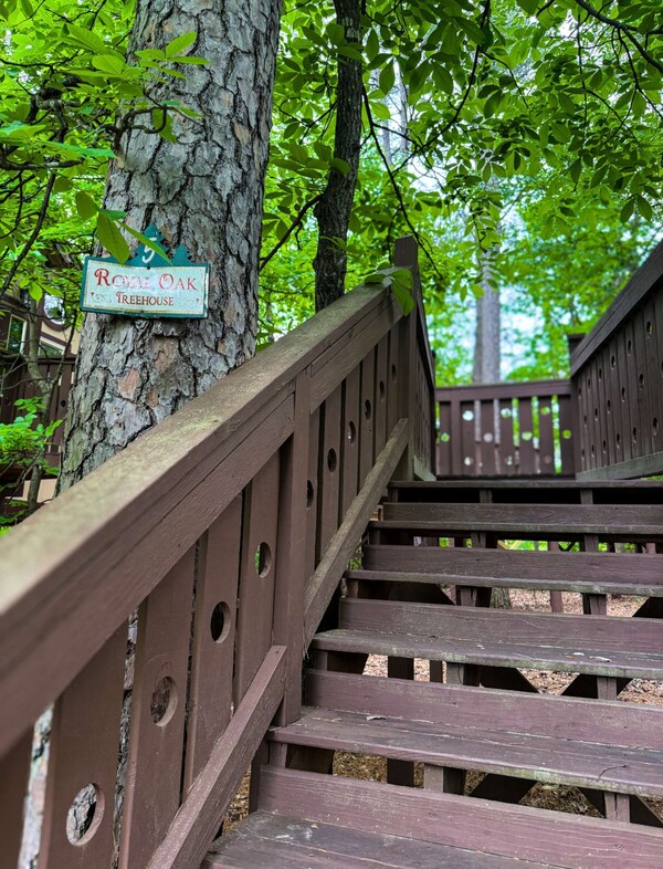 Royal Oak Treehouse With Jacuzzi - Eureka Springs, AR