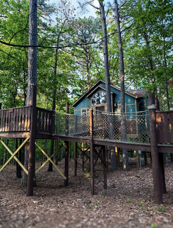 Big Pine Treehouse With Jacuzzi - Eureka Springs, AR