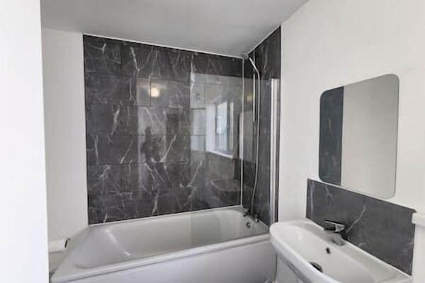City Stay  2 Baths, Smart Tvs, - Mumbles