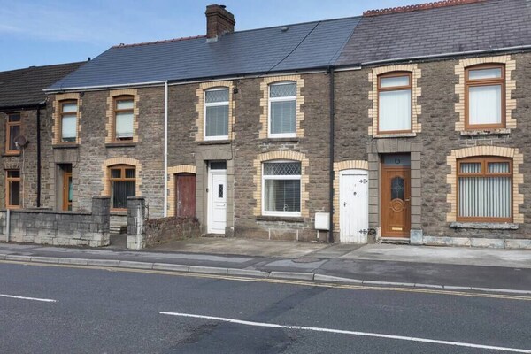 River House With Parking - Llanelli