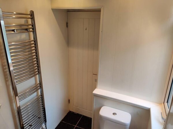 Make This Your Base! Tv In Every Bedroom! - South Wales
