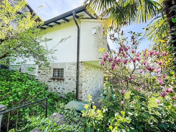 Schönes Alleinstehendes Ferienhaus Für 5 Leute Mit Tv, Balkon, Haustiere Erlaubt Und Parkplatz - Gambarogno