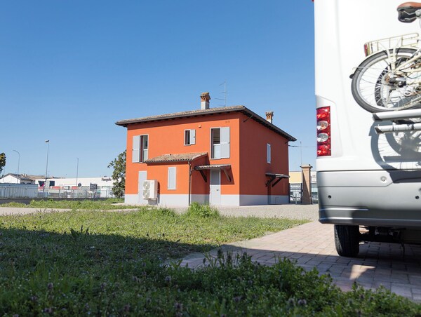 Vrenozi Home *2km Highwaya21/private Parking - Piacenza
