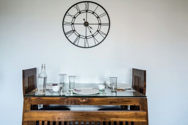 Bollywood-inspired 3bhk With Kitchen In Kandivali - Mumbai