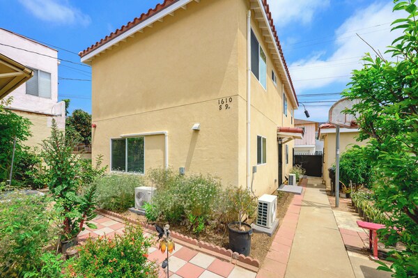 Modern Home Near Pasadena Garage & Full Kitchen - Pasadena, CA