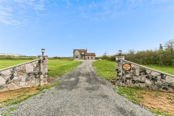 Convenient Location For Your Mountain Vacation. Welcome To Coyotes Den! - Davis, WV