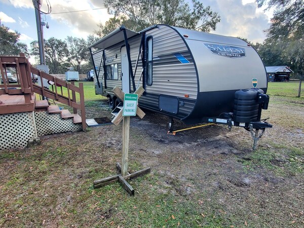 Cozy 2-bedroom Rv In Charming Lutz With Ac, Wifi On An Acre Of Property - Tampa, FL