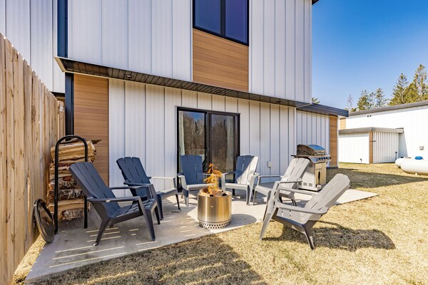 Northern Comfort: The Vault - Your Refined Retreat Near Duluth - 덜루스