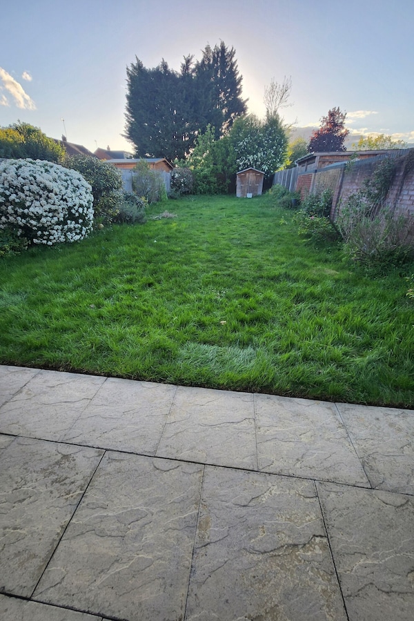 Lovely 5 Bedroom House With Parking - Aylesbury