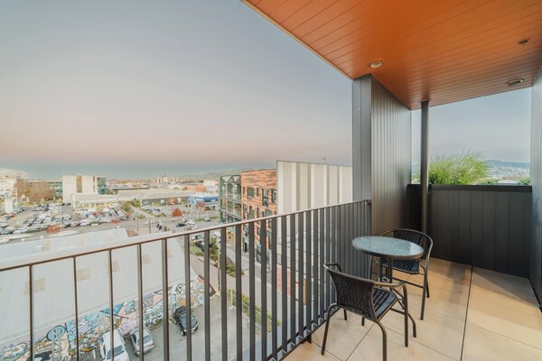 Tuam St Stay - 1br With Balcony, Bath - West Coast