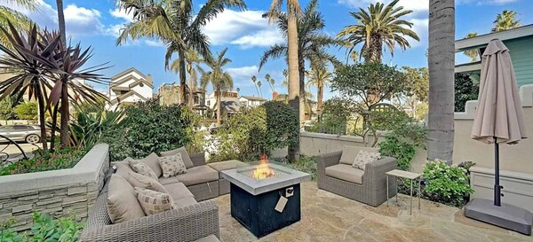 Coastal Charm Gorgeous Beach Estate With Roof Top - Huntington Beach, CA