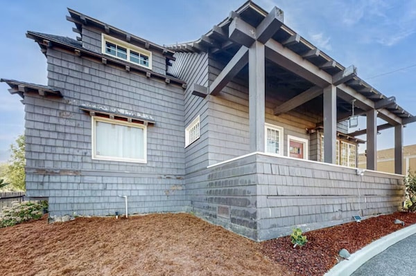 Charming Historic 3-bedroom Home Just One Block From Humboldt Bay Walk To Shops & Restaurants - Eureka, CA