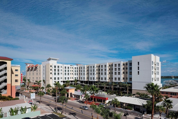 Perfect For Groups! 2 Units, Outdoor Pool, Complimentary Breakfast, Pets Allowed - Dunedin, FL