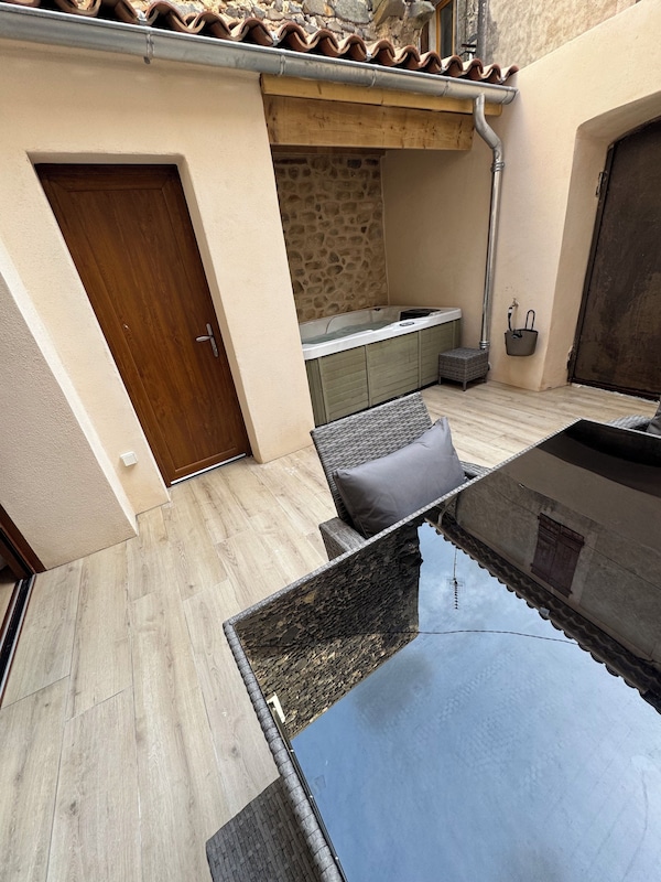 Gîte De Charme Avec Ses Poutres Et Ses Pierres Apparentes Et Son Jacuzzi - Pézenas