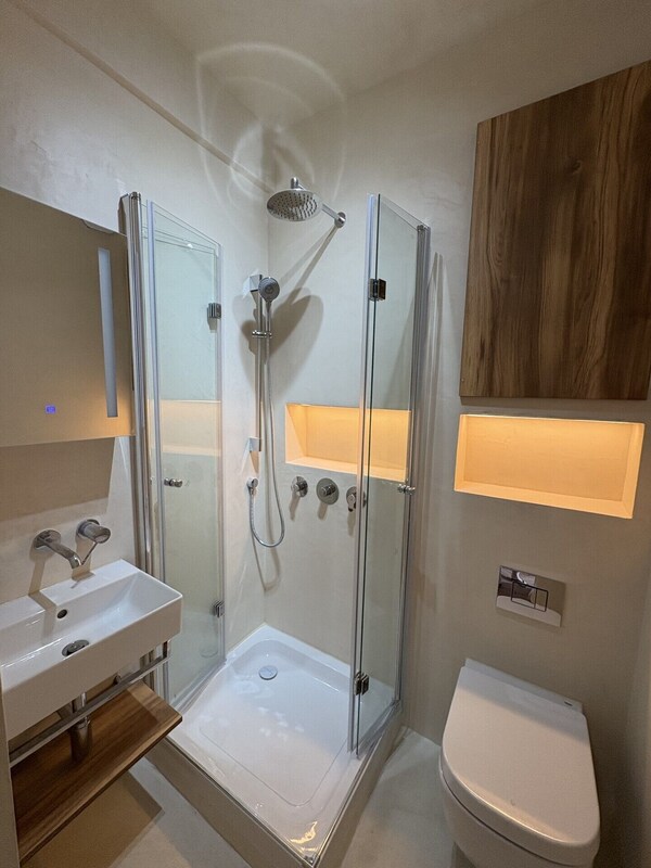 Central Modern 1br - Just Renovated - 