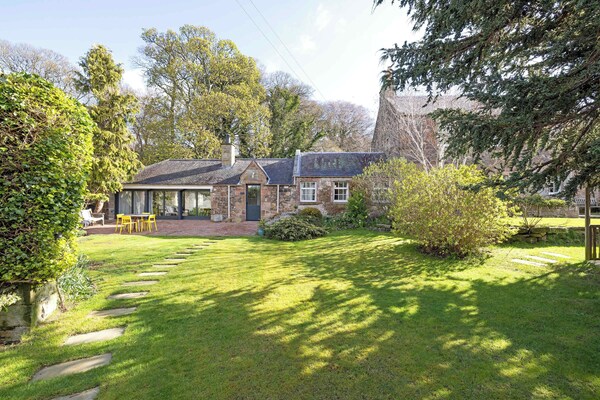 Idyllic Cottage With Garden And Patio - Craigmillar Castle
