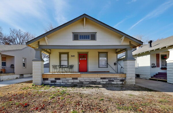 Green Getaway: Near College Hill, Hospitals & Wsu; Spacious 4 Bedroom Home - Wichita State University, Wichita