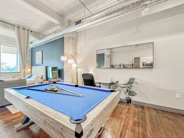 Elegant 2bd | Dt Dallas | Sleeps 16 | Free Parking - Dallas, TX