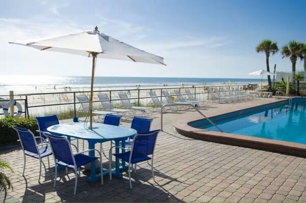 Elegant Double Queen Studio W/pool & Kitchenette - Daytona Beach, FL