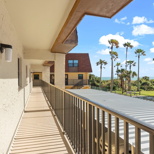 2br Sleeps 6 Pool Bbq Steps To Beach Pier Downtown - Cocoa Beach, FL