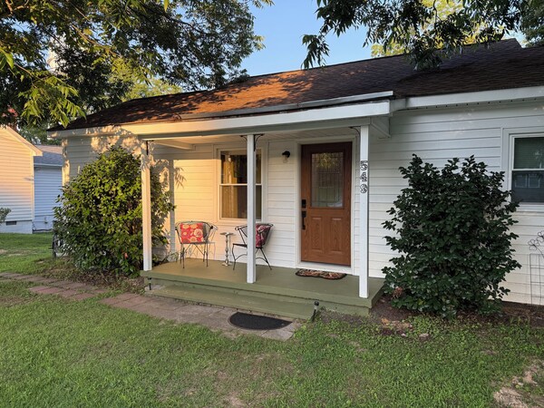 Newly Renovated Cottage In Clayton Historic District - A Short Drive To Raleigh - Clayton, NC