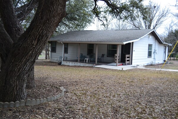 Jenkfarm Getaway Is A Charming, Family Friendly, Home Located In Nolanville, Tx - Killeen, TX