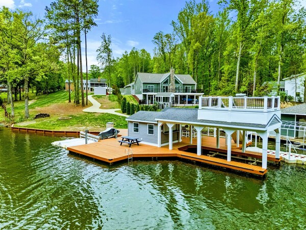 8br Lakefront Retreat, Pool, Boat Dock, Hot Tub - Lake Anna, VA