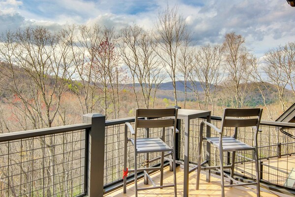 Modern Mountain-view Gem W/ Deck In Glenville - Cashiers, NC