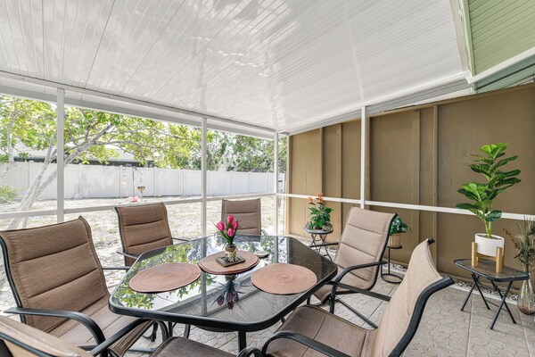 3 Mi To Englewood Beach: Cozy Duplex W/ Lanai! - Englewood, FL
