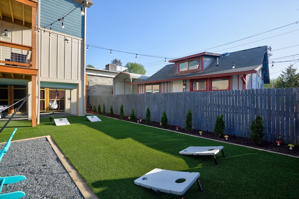 Charming Downtown Bryson City Skyloft Apt 1 - Perfect For Couples! - Bryson City, NC