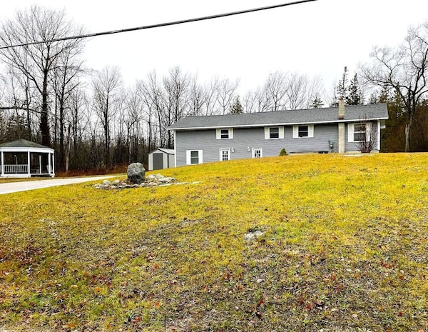 Walk To Mackinac Ferry  Sleeps 16  6br Retreat - St. Ignace, MI