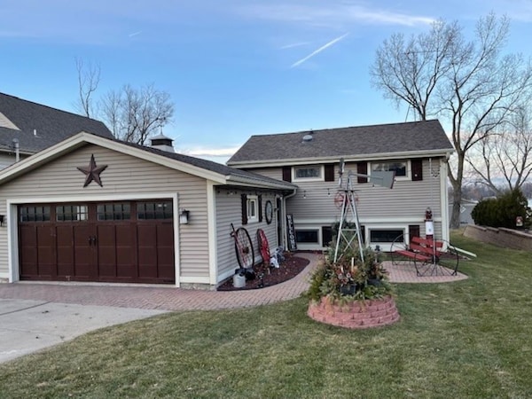 3 Bedroom, 2 Full Bath Lake House Within Minutes Of Erin Hills Golf Course! - Cedar Lake, WI