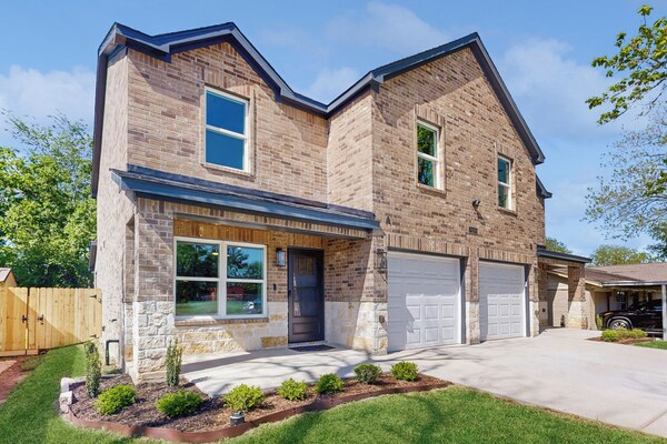 New  Built House With Style..b. - Pearland, TX