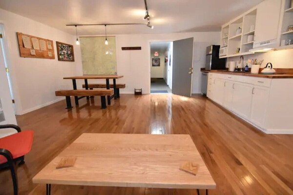Brewpub Bungalow #2: Clean, Comfortable, Spacious - Oakridge, OR