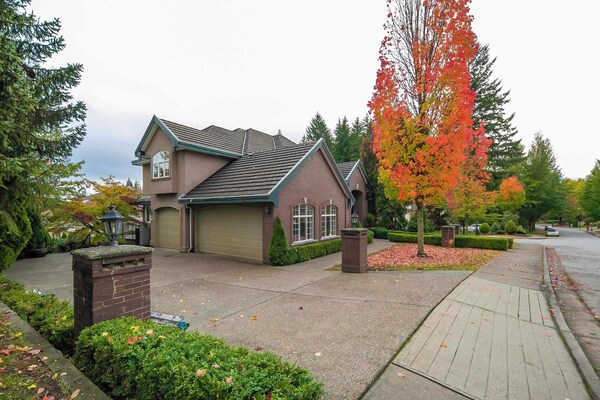 Luxury Red  House-main Floor-2 Bedrooms/1 Shard Bath-private Entrance - Cypress Mountain, BC