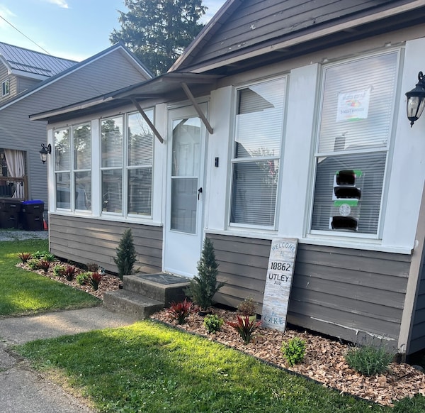 Family-friendly. Rustic Yet Modern-ish. 3 Bed, 1 Bath, Steps To Lake. Amenities! - Conneaut Lake, PA