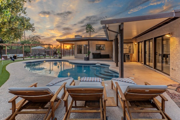 Golf Course View, Sleeps 10, Remodeled Vacation Getaway, Pool, Putt Green, Fire Pit - Mesa, AZ