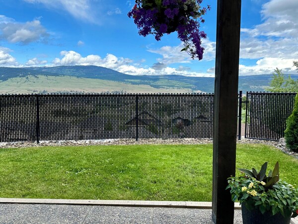 The Sunrise Suite: Bright | Modern | Beautiful (Fully Registered W/ Regulations) - Kelowna