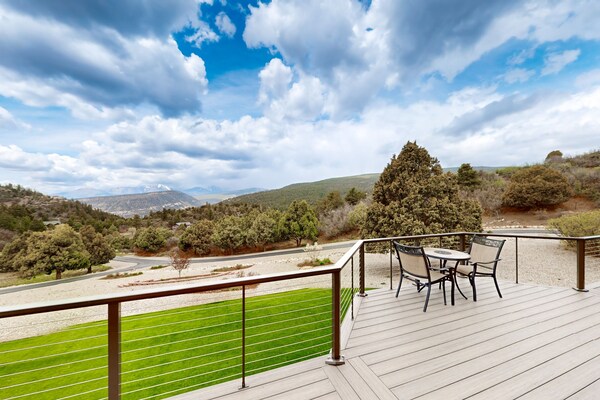 Spacious Mountain Retreat W/ Incredible Views, Hot Tub, Gym & Great Location - Durango, CO