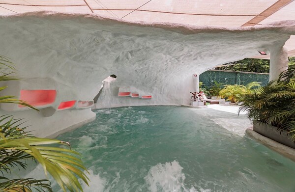 Pharao's Spacious 8-bedroom Villa,pool-30 Person Jacuzzi. 5 Min To Lleras Park. - Medellín