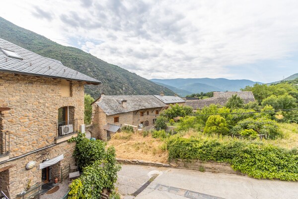 Chalet 'Cambuleta En La Bastida' With Mountain View, Balcony And Wi-fi - Sort
