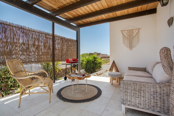 Casa De Vacaciones 'Dharma- Casa Con Encanto' Con Vistas A La Montaña, Terraza Privada Y Wi-fi - El Cotillo