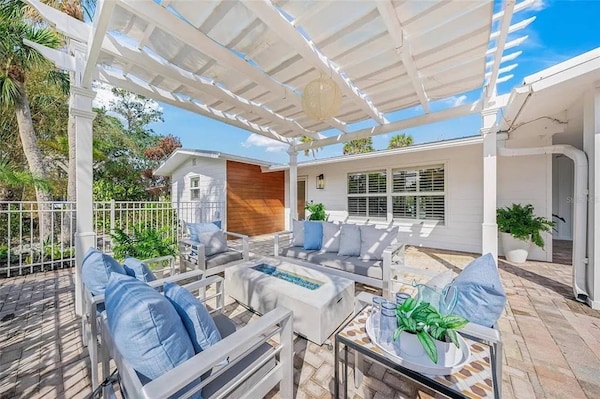 Coastal Getaway | Pool, Hot Tub | Near Sk Beach & Village | Resort-style Outdoor Living + Dock - Sarasota, FL