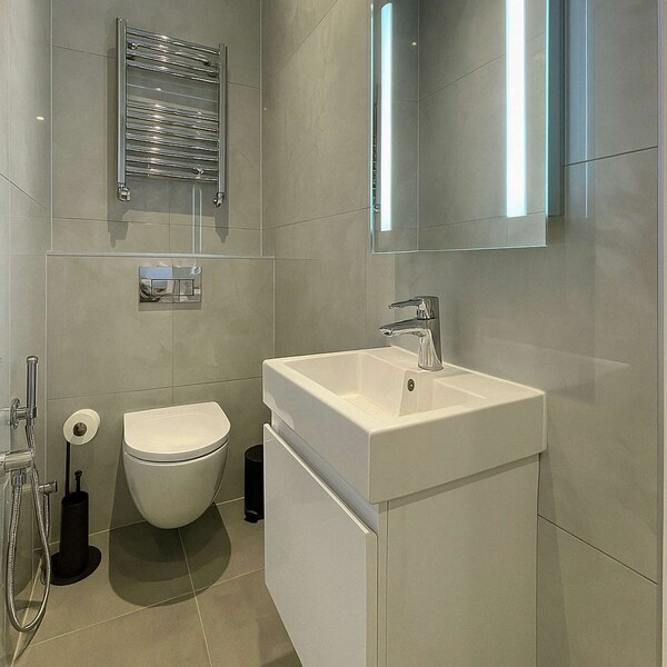 King Studio Flat | Private Bathroom & Kitchenette - Harrow