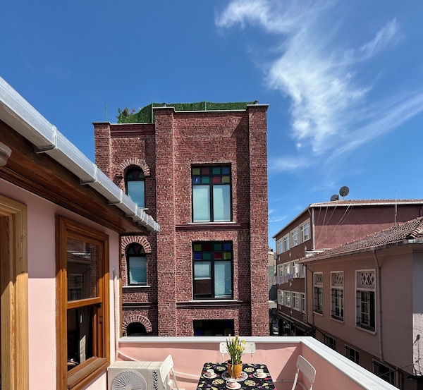 Balat Rose  Entire Wooden House With Terrace - Balat