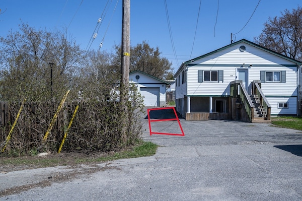 Cozy 2br Apt Near Downtown | Free Parking & Wi Fi - Greater Sudbury