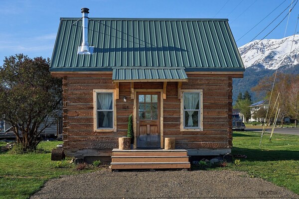 Everything Is New! Adorable Tiny Log Cabin With Awesome Views, Walk Everywhere - Joseph, OR