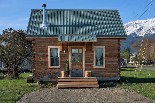 Everything Is New! Adorable Tiny Log Cabin With Awesome Views, Walk Everywhere - Joseph, OR