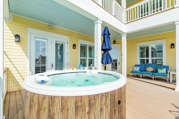 Elevator, Deck-level Hot Tub, Game Room, Pet Friendly, Easy Walk To Beach - Jamaica Beach, TX