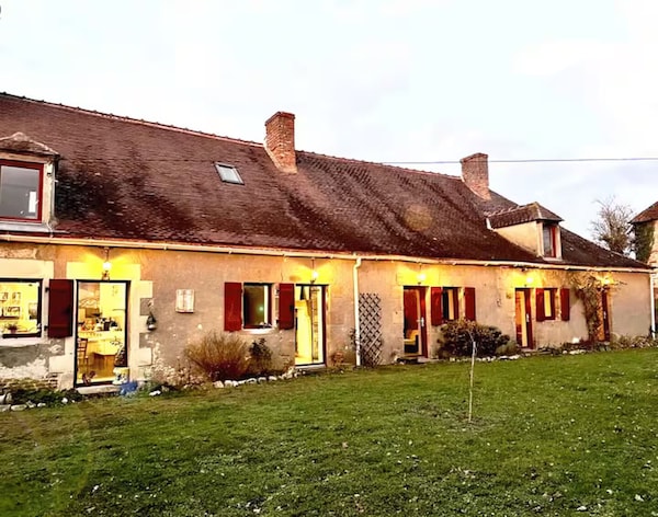 Gîte Des Fours  Rose Iris, Independence And Charm In Agonges - Auvergne